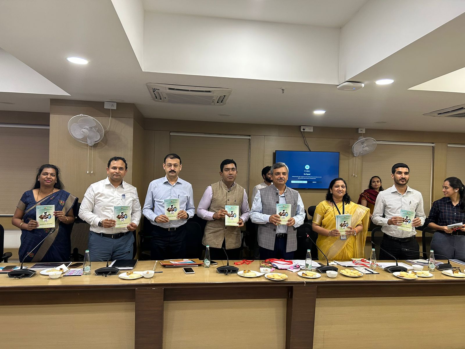 PMC Waste to Wealth Book | पुणे महापालिकेच्या Waste to Wealth पुस्तकाचे ...